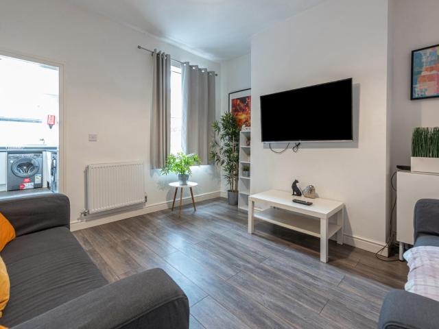 Room 2 for rent in 28 Ermine Road, Chester