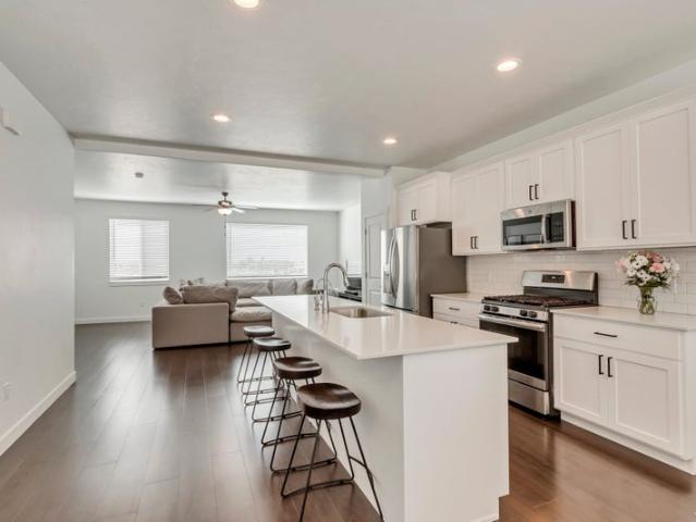 Room 2 for Rent_Luxury Townhome