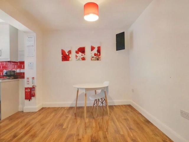 Room 2, Firbank Drive, Watford, WD19