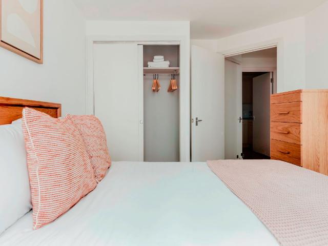 Room 2 Hanover House, Vauxhall SW8, Room to rent, £1,516 pcm | PrimeLocation