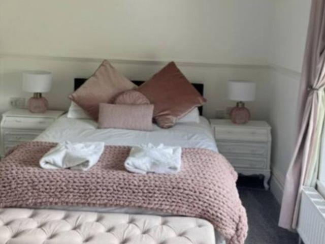 Room 2 Manor Park Country House in Swansea