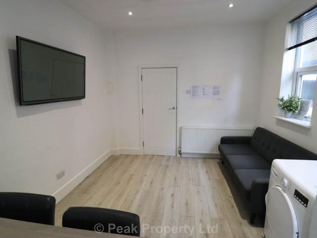 ROOM 2 West Road, Westcliff On Sea