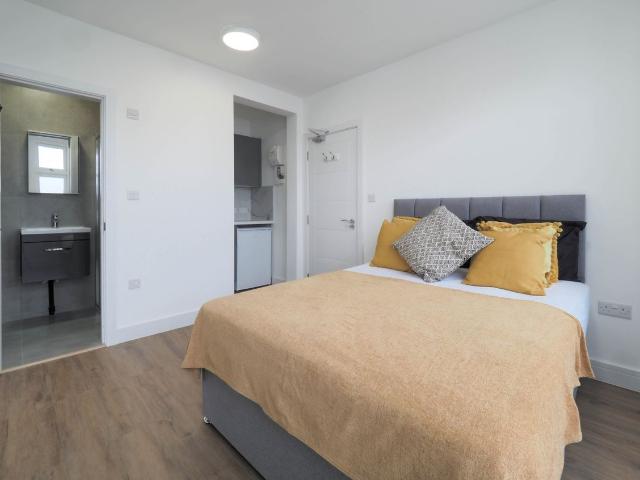 Room 2, The Meadow Way, Harrow HA3, Room to rent, £1,199 pcm | PrimeLocation