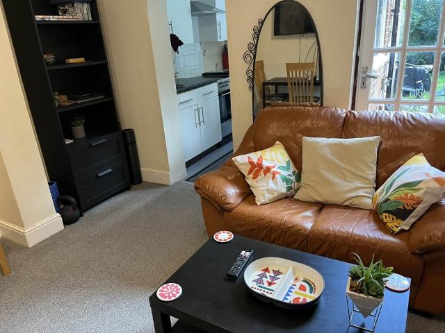Room 3: 15 Sycamore Road, Guildford, GU1 1HJ