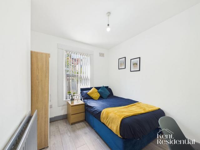 Room 3, 172 Rochester Street, Chatham ME4, 1 bed property to rent, £550 pcm | PrimeLocation