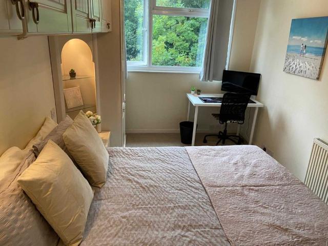 Room 3, 1 Windsor Close, Guildford, GU2 7QU
