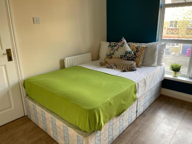 Room 3, Barnsdale Avenue, London E14, Room to rent, £950 pcm | PrimeLocation