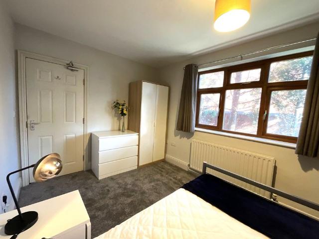 Room 3, Beckett Road, DN2