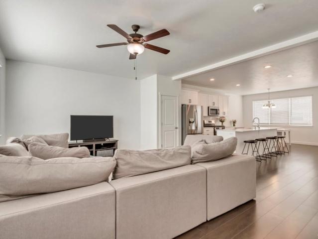 Room 3 for Rent_Luxury Townhome