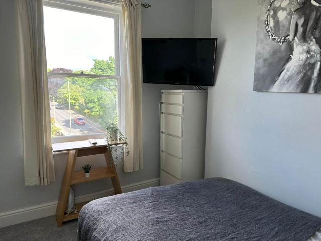 Room 3: Flat 4, 30 Stoke Road, Guildford, GU1 4HR