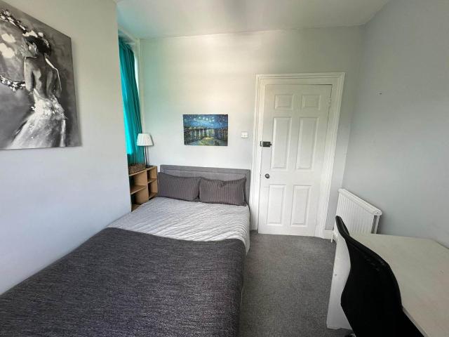 Room 3: Flat 4, 30 Stoke Road, Guildford GU1, Room to rent, £850 pcm | PrimeLocation