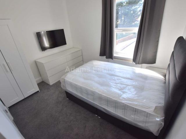 Room 3. Wokingham Road, Reading RG6, Room to rent, £775 pcm | PrimeLocation