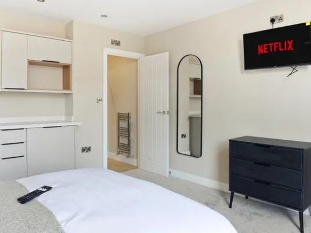 Room 3, Wellington Street, Property for rent