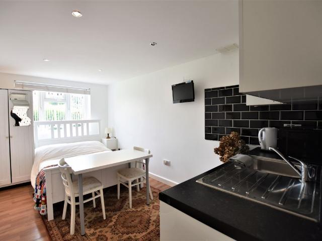 Room 3, The Vista, Eltham SE9, Room to rent, £1,100 pcm | PrimeLocation