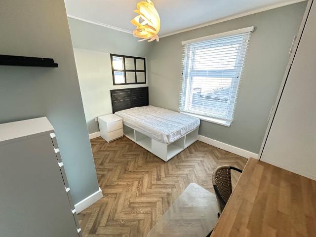 Room 4, 76 Park Street, Luton, Bedfordshire LU1, Studio to rent, £600 pcm | PrimeLocation