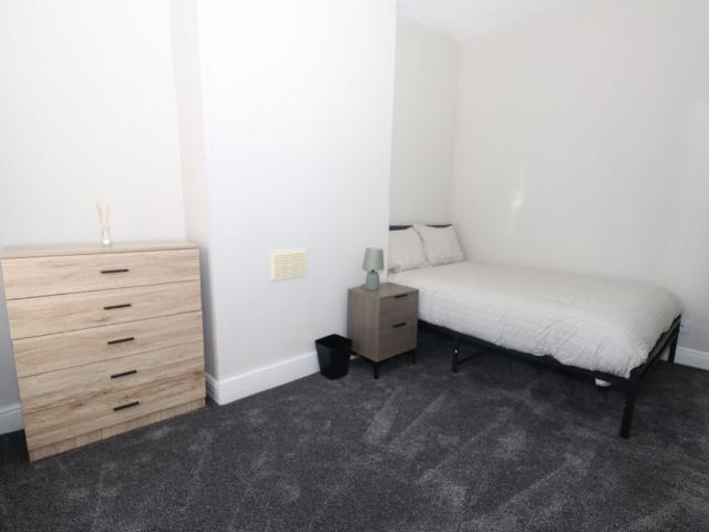 Room 4 @ 86 Samuel Street, Crewe CW1, 5 bed shared accommodation to rent, £475 pcm | PrimeLocation