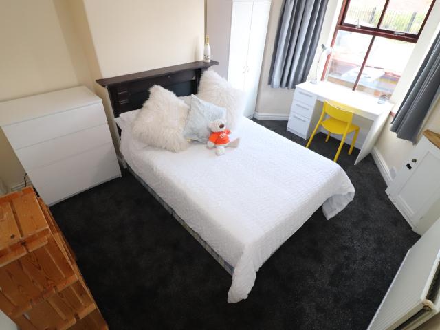 Room 4 for rent in 17 Whipcord Lane, Chester