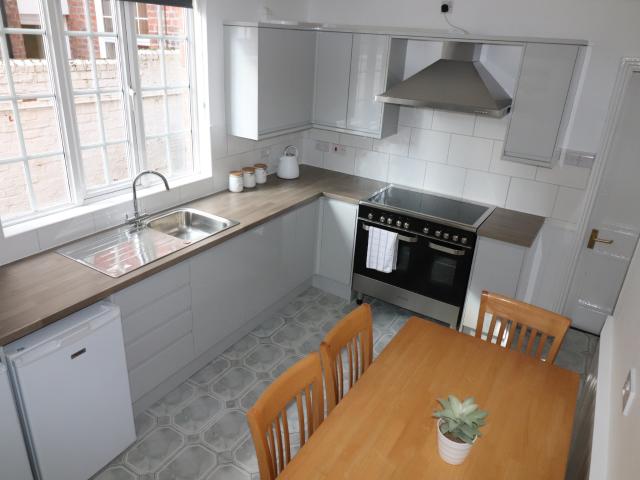 Room 4 for rent in 74 Cambrian View, Chester