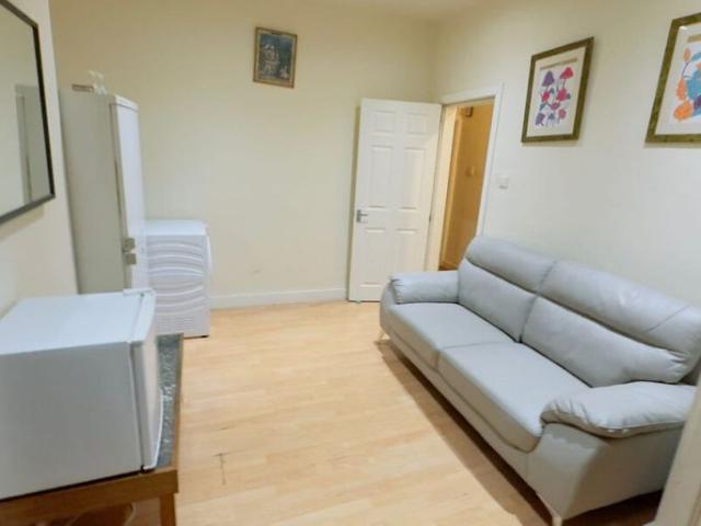 Room 4, Knowle Road, Burley, Leeds, LS4 2PJ