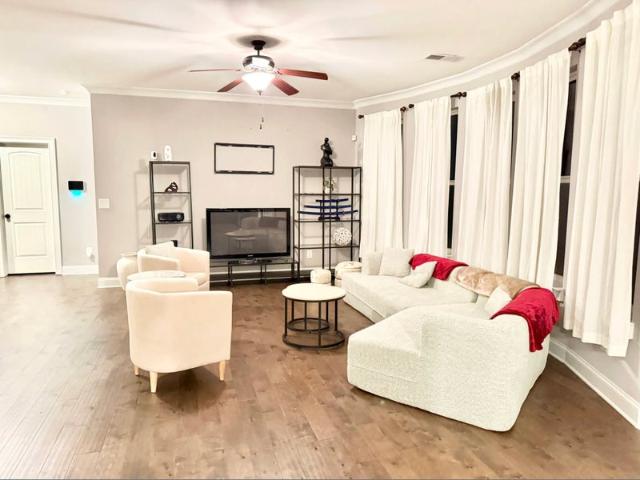 Room 4 of 4 Luxury Room Rentals with Amazing Shar