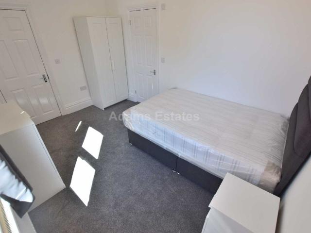 Room 4, Wokingham Road, Reading RG6, Room to rent, £775 pcm | PrimeLocation