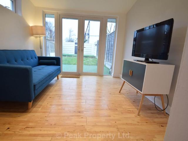 Room 4 Westborough Road, Westcliff On Sea