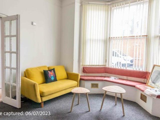 Room 5, 3 Feversham Crescent, Wiggington Road