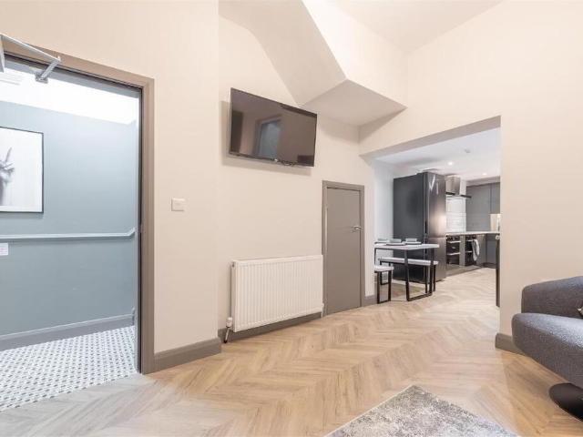 Room 5, 300 Beersbridge Road, Belfast, BT5 5DY