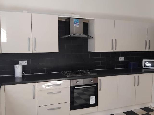 Room 5 – Woodsley Road LS3 Available from 6th June