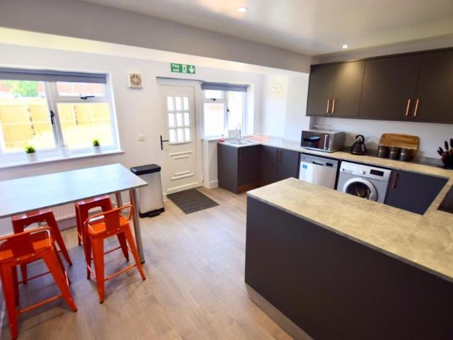 Room 6 19 Tarrant Walk Walsgrave, Coventry West Midlands CV2 2JJ BILLS AND WIFI INCLUDED