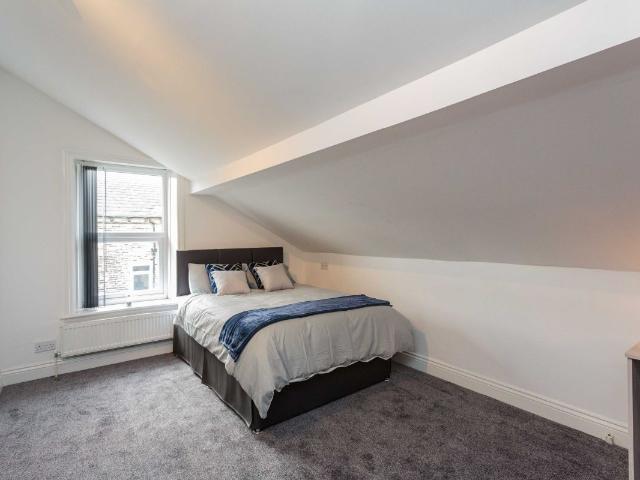 Room 6, 24 Heath View Street HX1, Room to rent, £595 pcm | PrimeLocation
