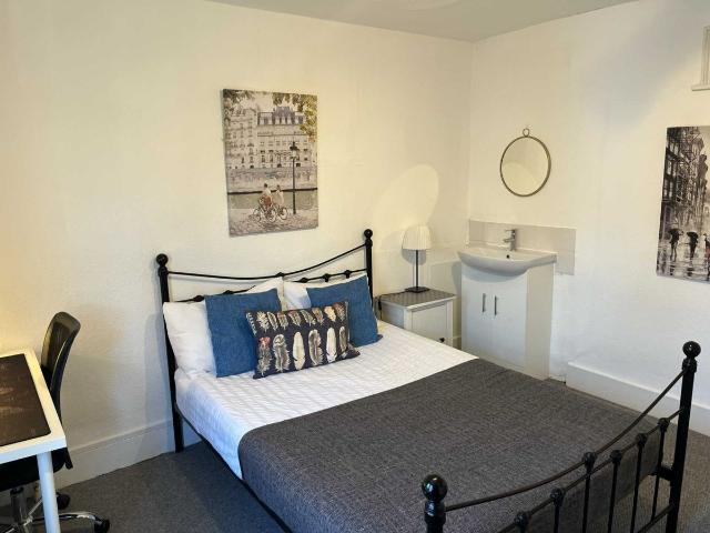 Room 6, 25 Springfield Road, Guildford, Surrey GU1, Room to rent, £950 pcm | PrimeLocation