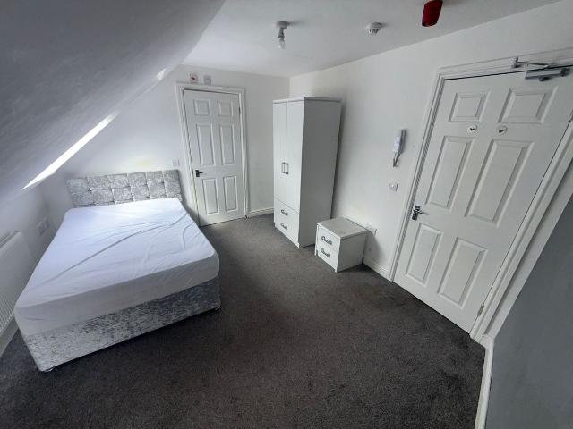 Room 6, 44 Park Road HU5, Room to rent, £520 pcm | PrimeLocation