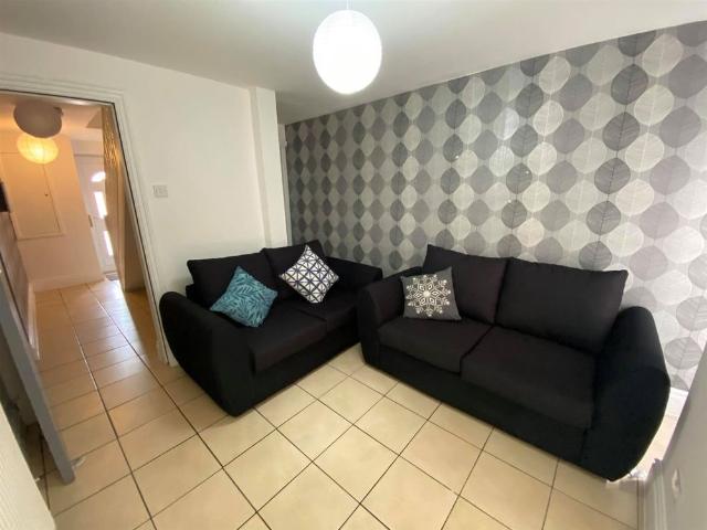 Room 6, 47, Dallas Street