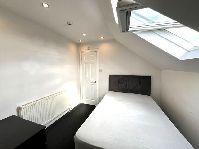 Room 6, Queens Road, Doncaster