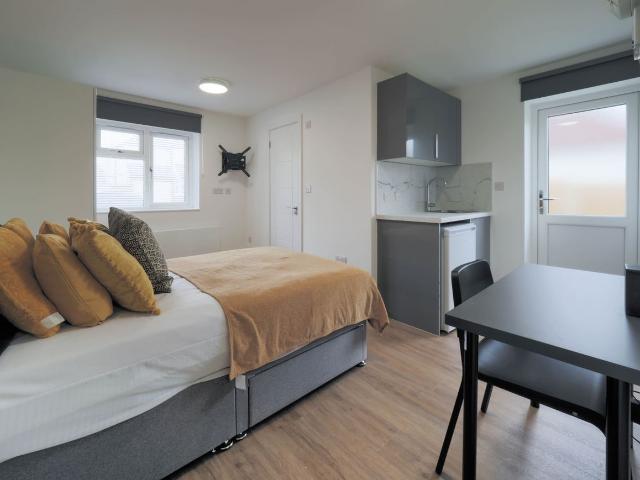 Room 6, The Meadow Way, Harrow HA3, Room to rent, £1,150 pcm | PrimeLocation