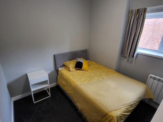Room 8, 2 4 Auckland Road, Doncaster