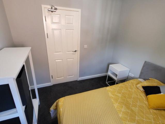 Room 8, 2 4 Auckland Road, Doncaster
