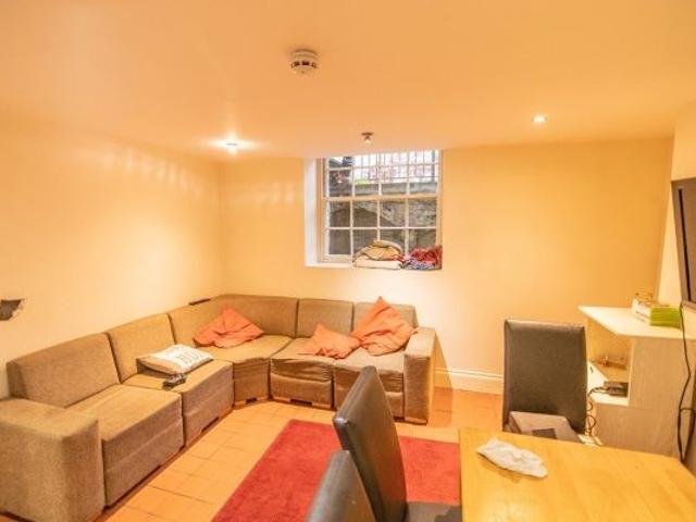 Room 8, 32 Lord Mayor's Walk