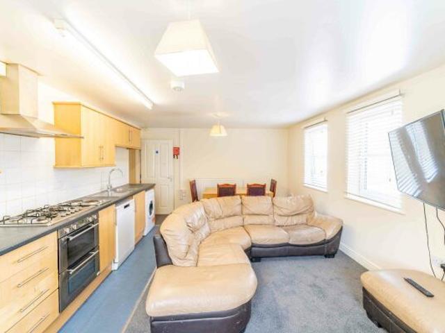 Room 9, First Floor Flat, Park farm House, 103 Haxby Road