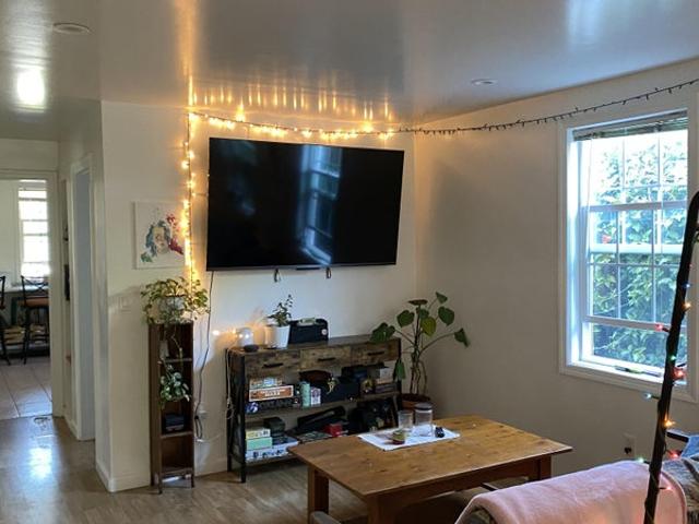 Roommate wanted Available now urgent
