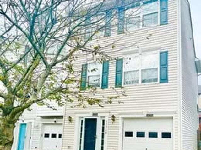 Roommate wanted. Bedroom/Bathroom + LivingRoom!