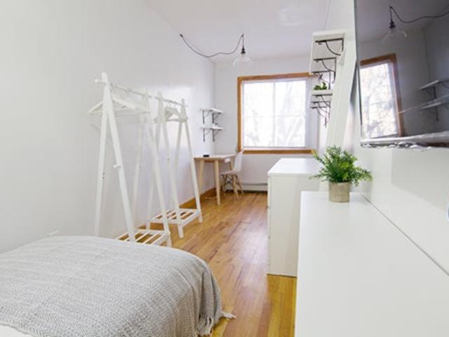 Roommate Wanted | Safe & Cozy 4BR in Woodside