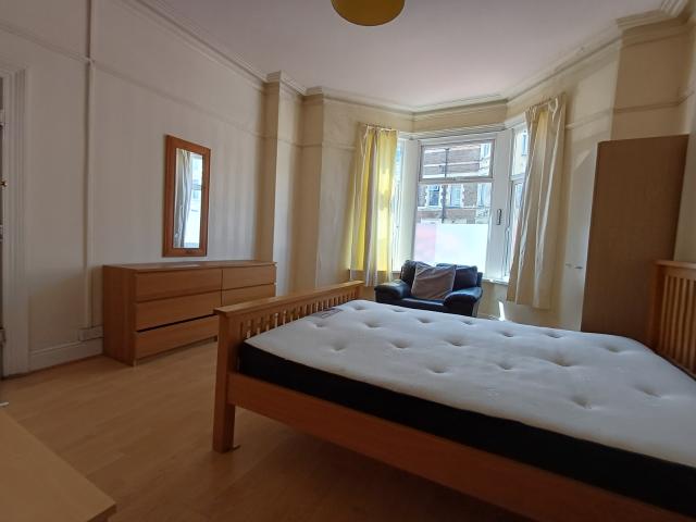 Rooms to rent in a 7 bedroom HMO