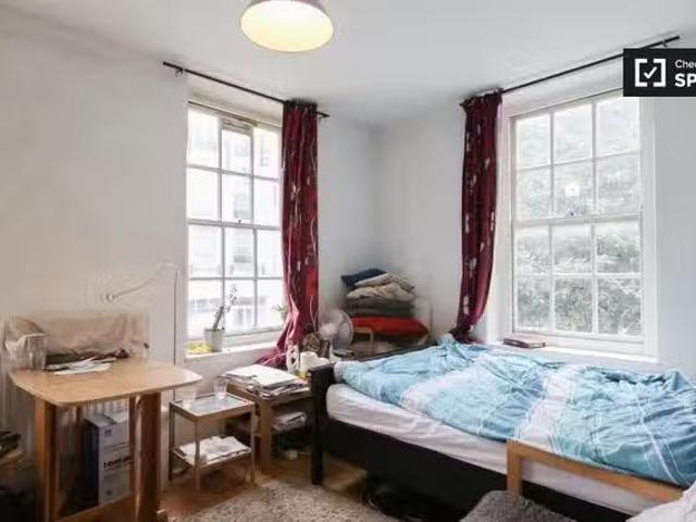 Rooms to rent in a 4 bedroom apartment in Marylebone, London