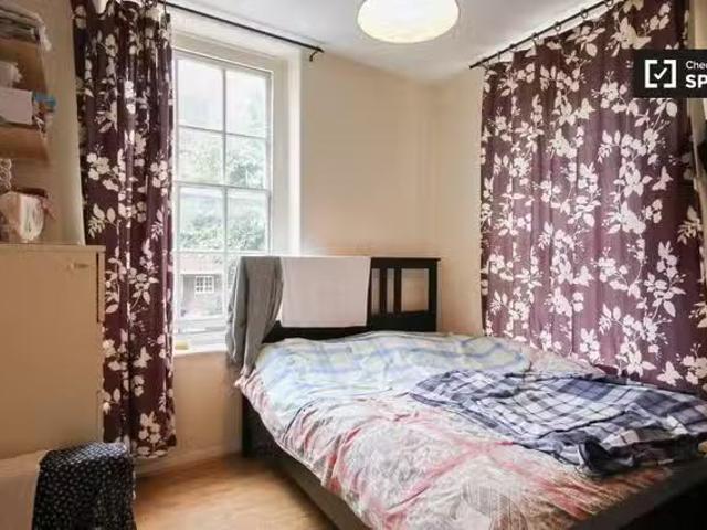 Rooms to rent in a 4 bedroom apartment in Marylebone, London