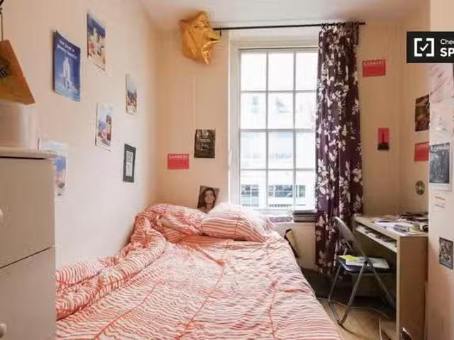 Rooms to rent in a 4 bedroom apartment in Marylebone, London