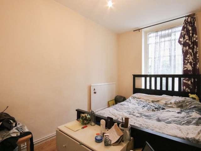 Rooms to rent in a 4 bedroom apartment in Marylebone, London
