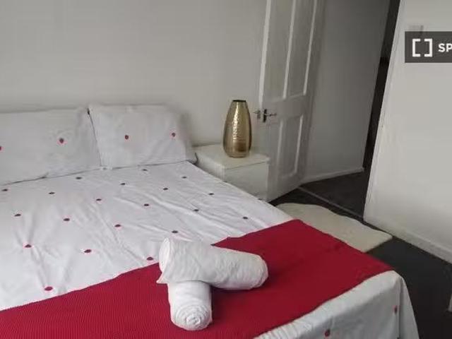 Rooms to rent in a 4 bedroom apartment, London