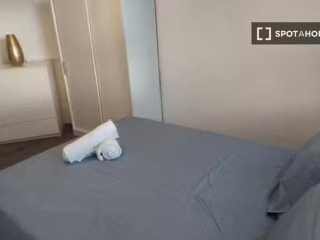 Rooms to rent in a 4 bedroom apartment, London